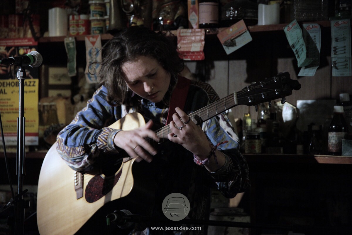 Dani & Sive play Levis’ – Jason Lee